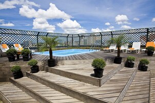 Piscina externa, espreguiçadeiras