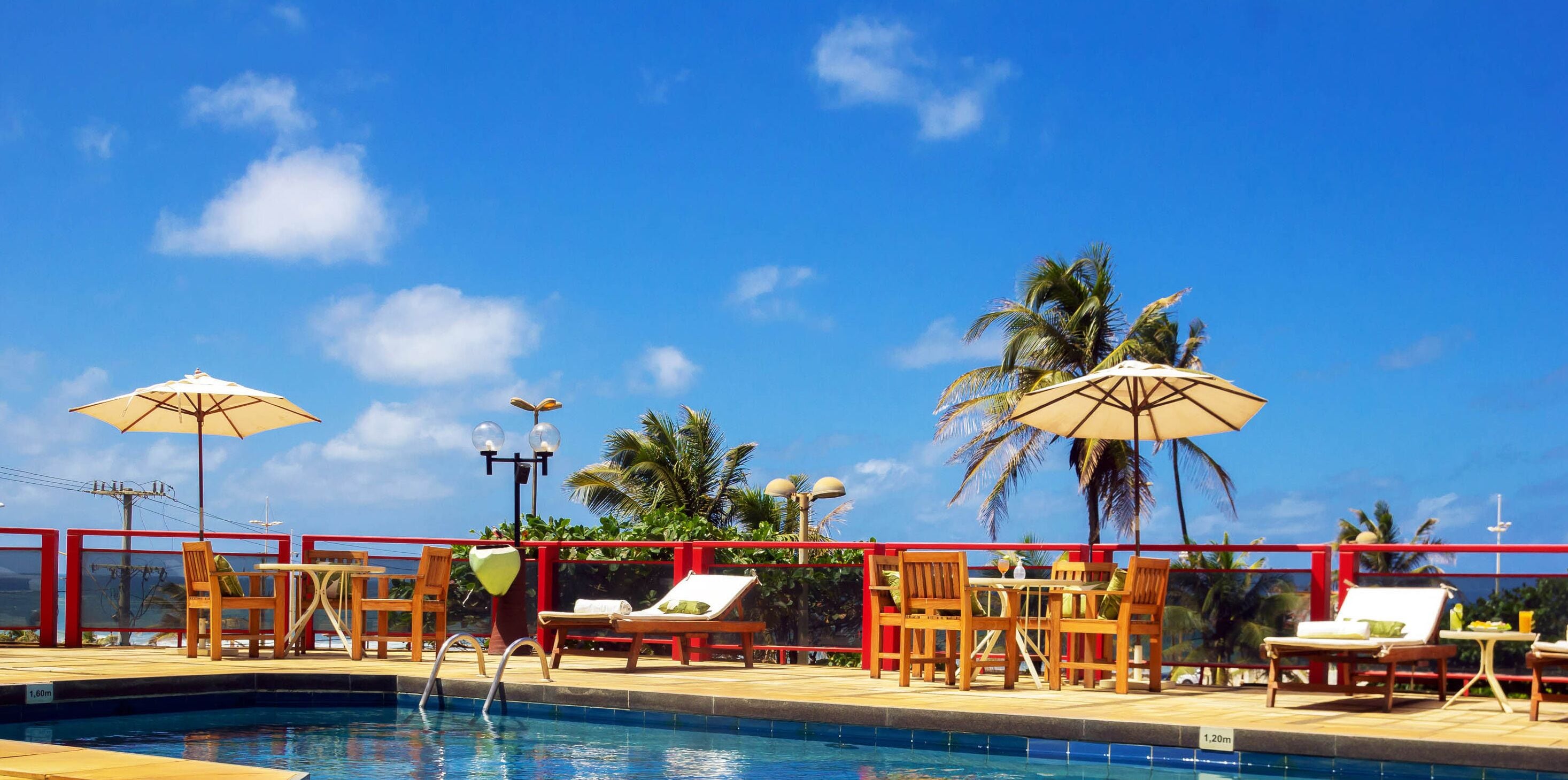 Piscina exterior, espreguiçadeiras 