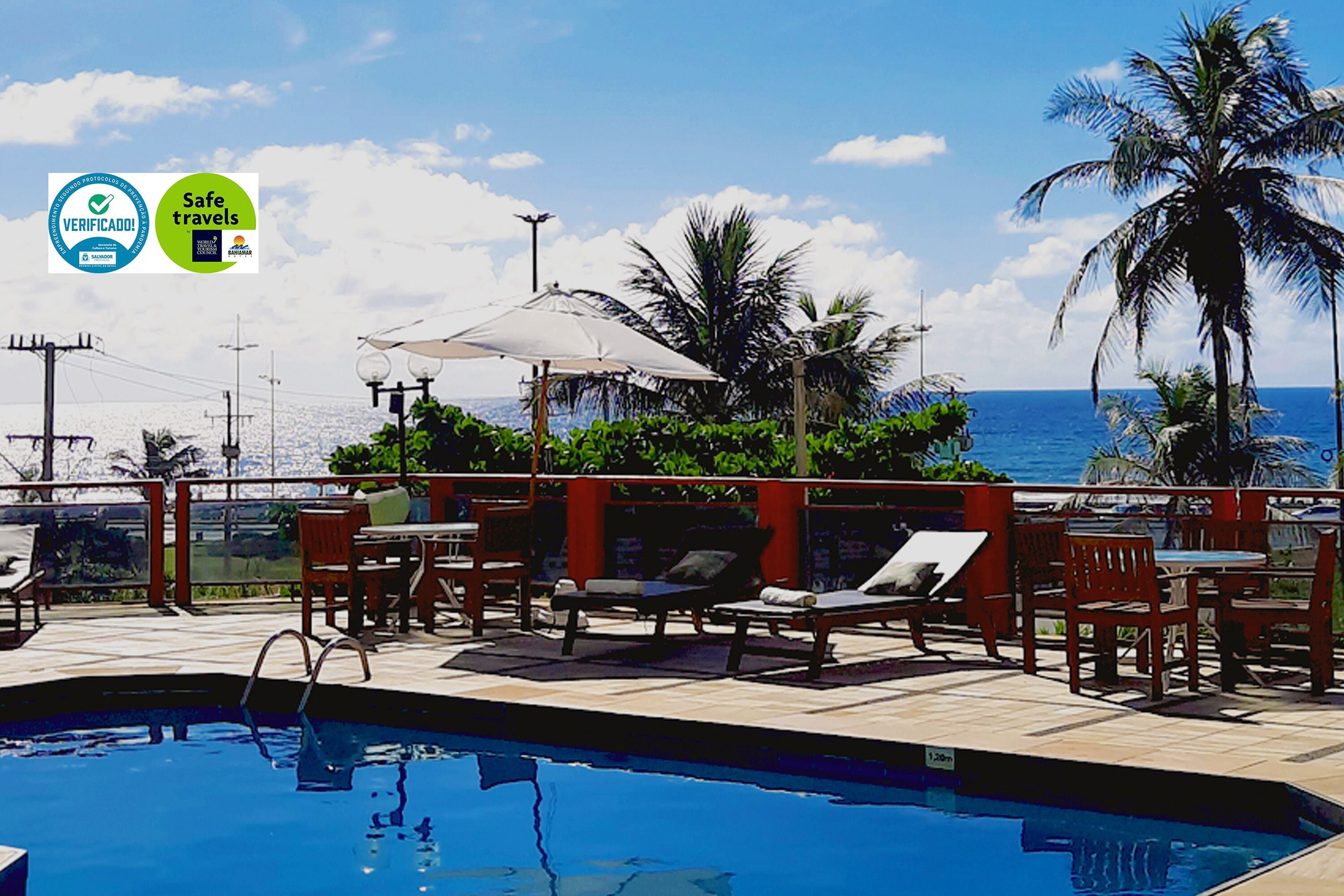 Piscina exterior, espreguiçadeiras 