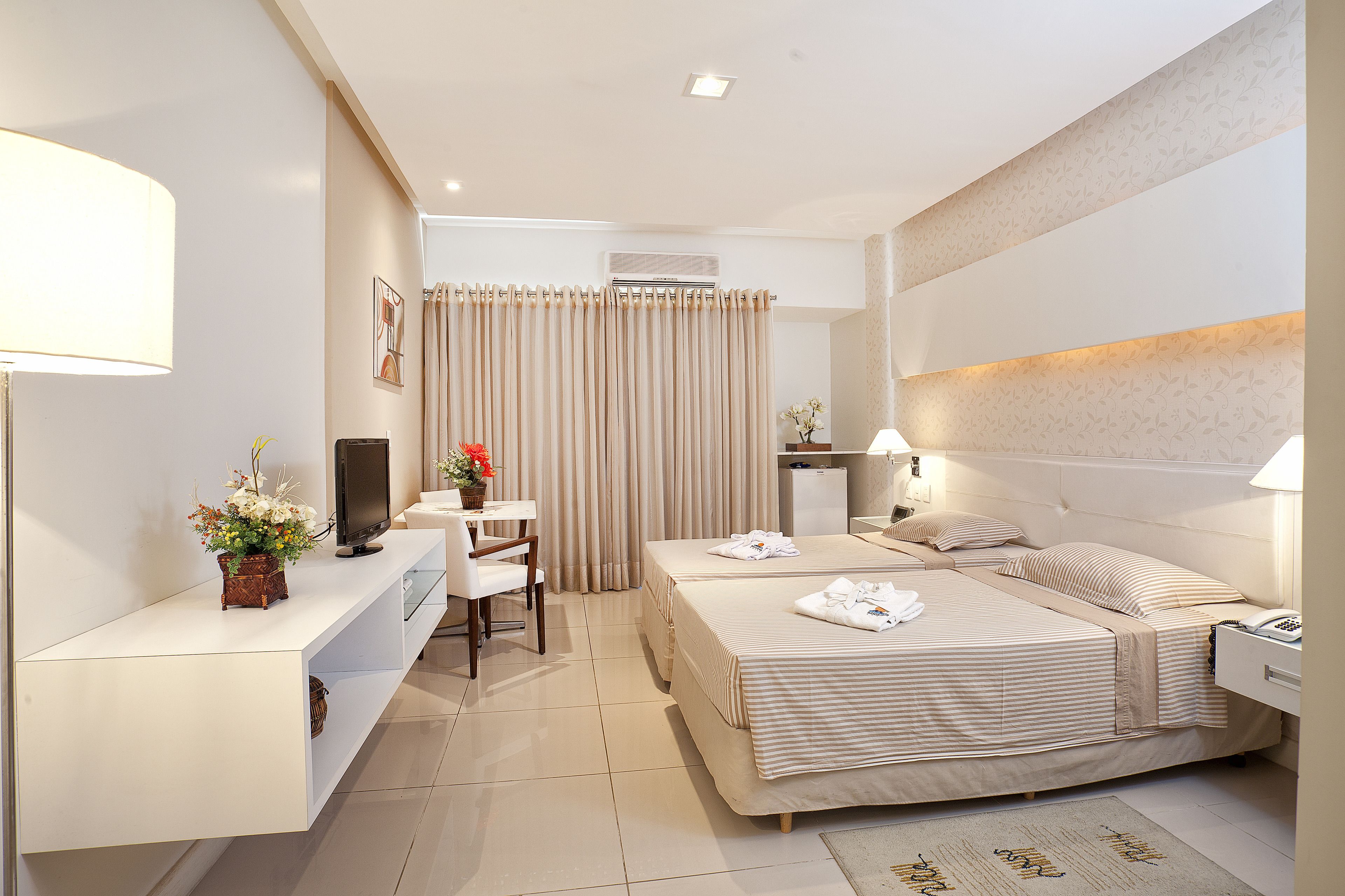 Quarto Executivo | Minibar, cofre no quarto, secretária, cortinas/cortinados opacos 