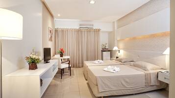 Quarto Executivo | Minibar, cofre no quarto, secretária, cortinas/cortinados opacos