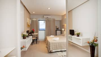 Quarto Executivo | Minibar, cofre no quarto, secretária, cortinas/cortinados opacos