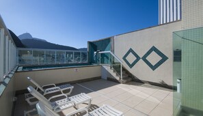 Piscina externa, guarda-sóis