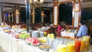 Buffet com diversas frutas, legumes e bebidas.