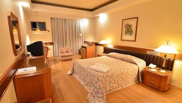 Quarto casal luxo, 1 cama de casal | Roupas de cama premium, frigobar, escrivaninha, cortinas blackout