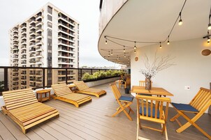 Piscina externa, funciona das 9h às 18h, guarda-sóis, espreguiçadeiras