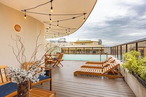 Piscina externa, funciona das 9h às 18h, guarda-sóis, espreguiçadeiras