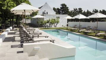 Piscina exterior, guarda-sóis, espreguiçadeiras