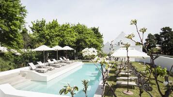 Piscina exterior, guarda-sóis, espreguiçadeiras