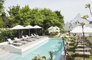 Piscina externa, guarda-sóis, espreguiçadeiras
