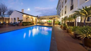 Piscina exterior, guarda-sóis, espreguiçadeiras