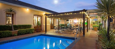 Piscina externa, guarda-sóis, espreguiçadeiras