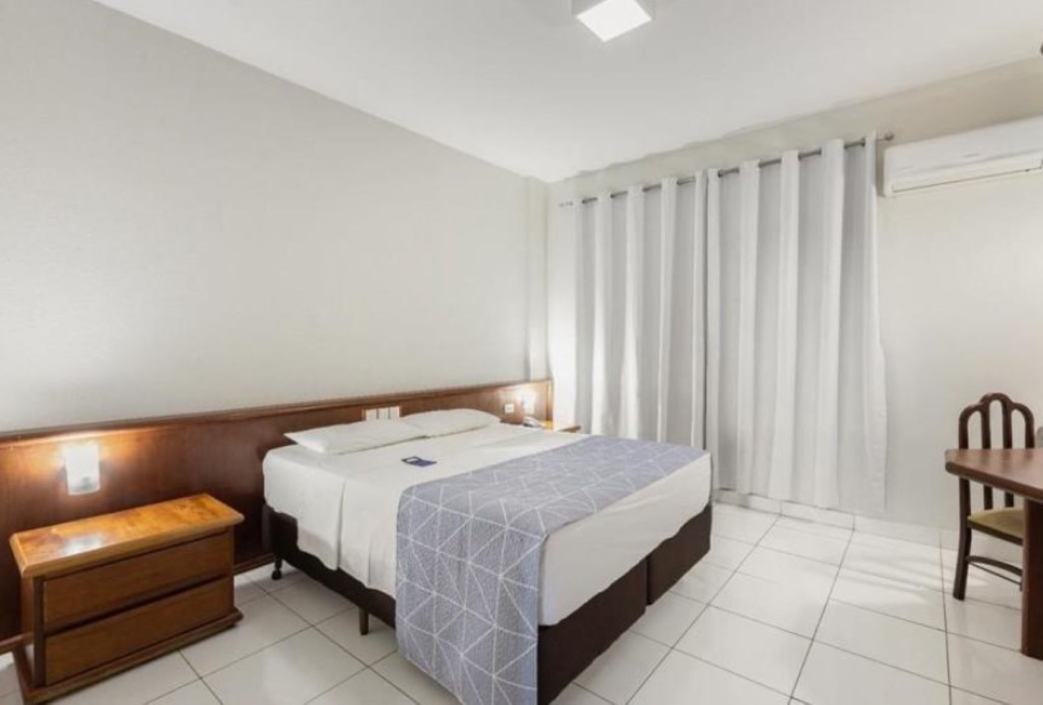 Frigobar, cofres nos quartos, escrivaninha, Wi-Fi (sobretaxa)