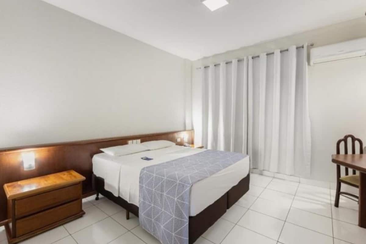 Frigobar, cofres nos quartos, escrivaninha, Wi-Fi (sobretaxa)