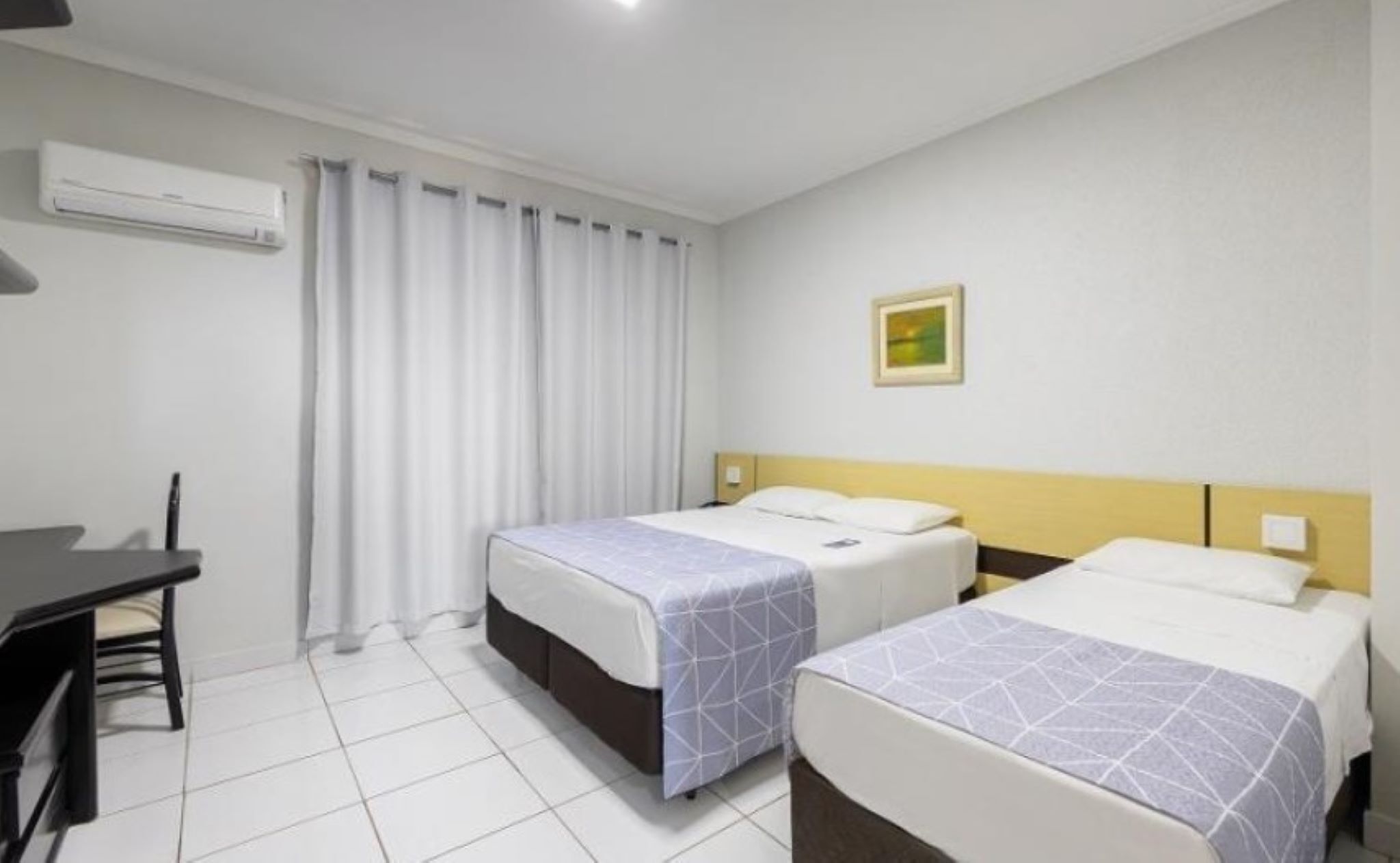 Frigobar, cofres nos quartos, escrivaninha, Wi-Fi (sobretaxa)