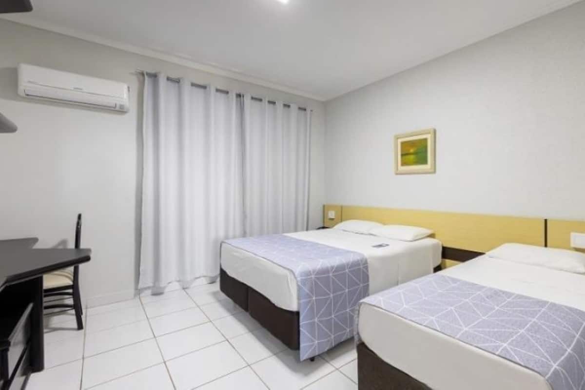 Frigobar, cofres nos quartos, escrivaninha, Wi-Fi (sobretaxa)