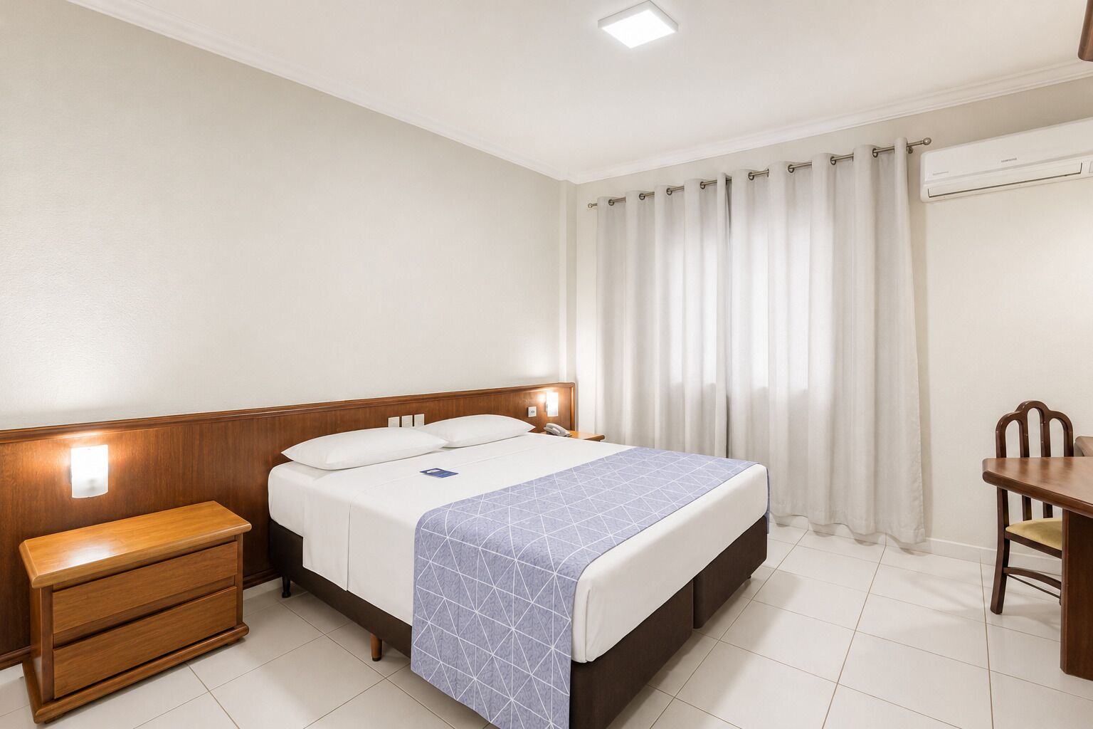 Frigobar, cofres nos quartos, escrivaninha, Wi-Fi (sobretaxa)