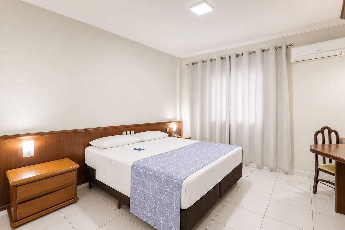 Frigobar, cofres nos quartos, escrivaninha, Wi-Fi (sobretaxa)