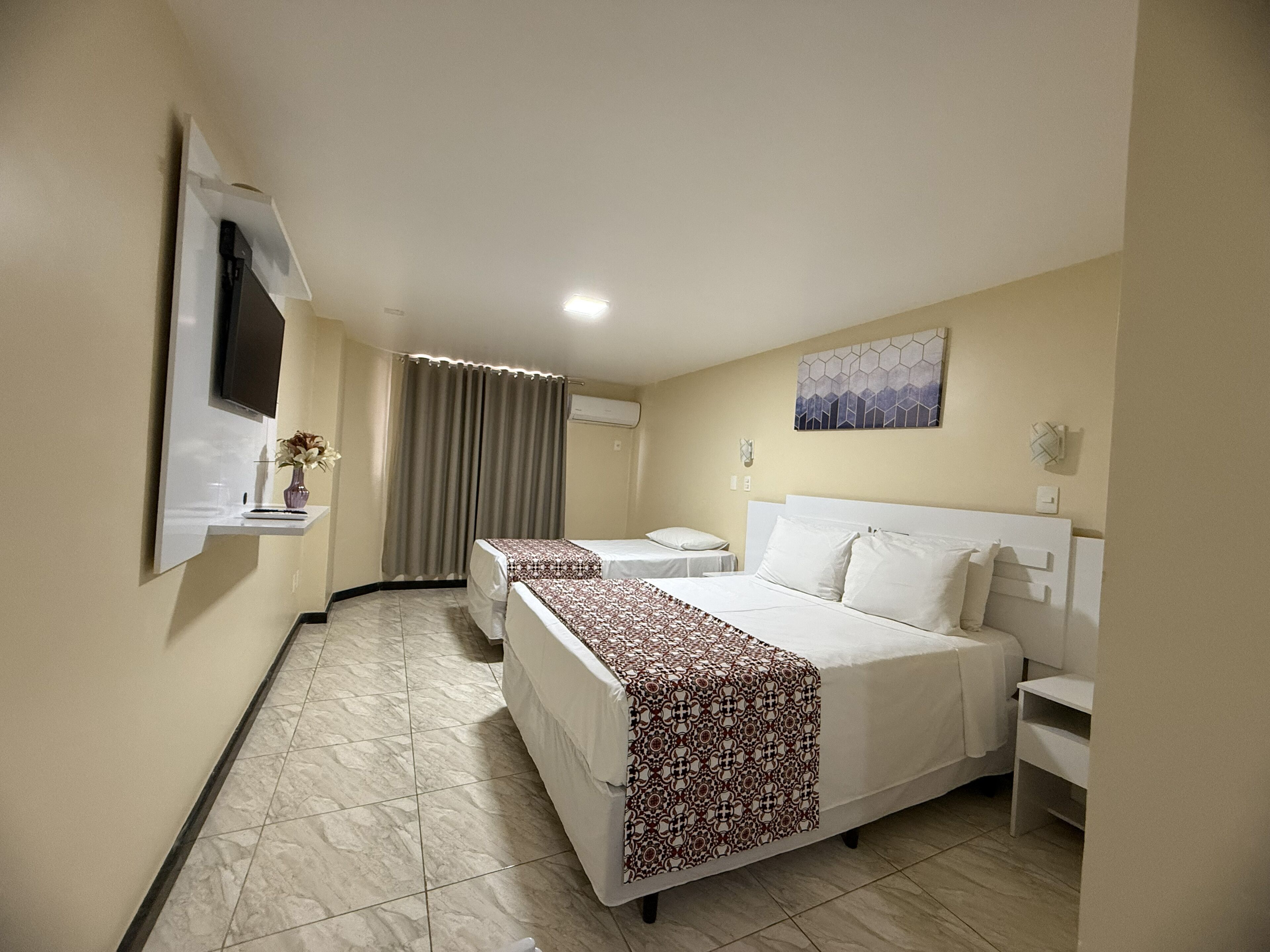 Quarto Triplo Standard | Minibar, cofre no quarto, secretária, Wi-fi grátis 