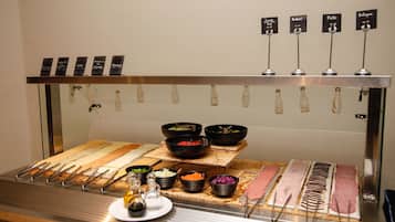Buffet com diversas opções de comida e acompanhamentos.