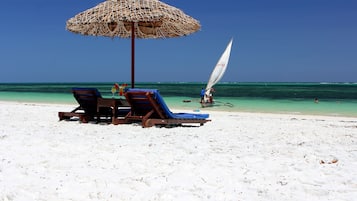 Perto da praia, guarda-sóis de praia, toalhas de praia