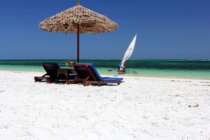 Perto da praia, guarda-sóis, toalhas de praia 