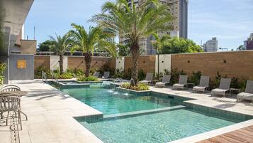 Piscina externa, funciona das 10h às 22h, guarda-sóis, espreguiçadeiras