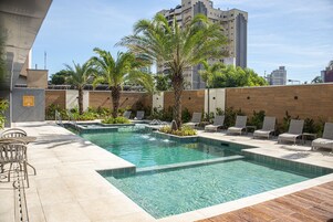 Piscina exterior, da(s) 10:00 à(s) 22:00, guarda-sóis, espreguiçadeiras 