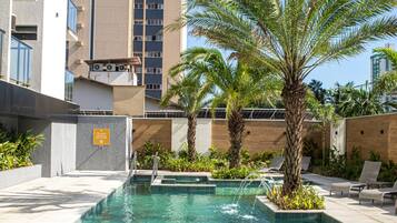 Piscina externa, funciona das 10h às 22h, guarda-sóis, espreguiçadeiras