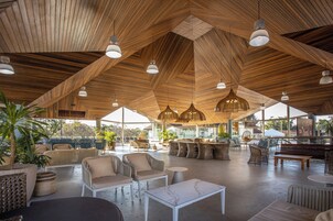 3 bares/lounges, um bar à beira da piscina, um bar junto à piscina 