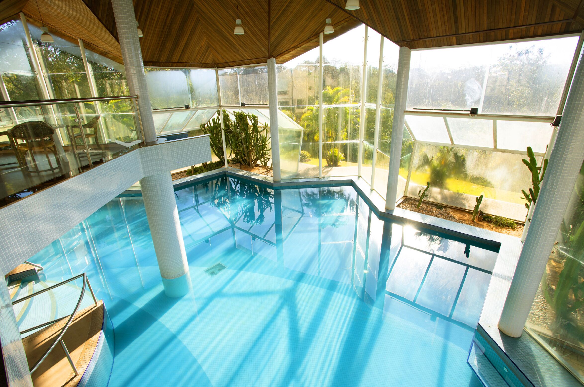 Piscina interior, piscina exterior, guarda-sóis, espreguiçadeiras 