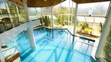 Piscina interior, piscina exterior, guarda-sóis, espreguiçadeiras