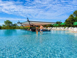 3 piscinas exteriores, guarda-sóis, espreguiçadeiras 