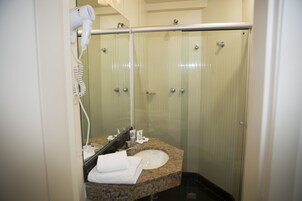 Quarto triplo standard | Banheiro | Chuveiro, produtos de toalete grátis, secador de cabelo 
