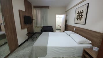 Quarto casal ou duplo básico | Frigobar, escrivaninha, camas extras/dobráveis (sobretaxa)