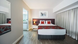 Quarto triplo luxo, várias camas | Frigobar, cofres nos quartos, escrivaninha, quartos à prova de som