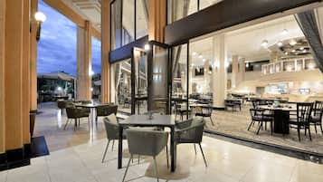 3 restaurantes, pequenos-almoços servidos
