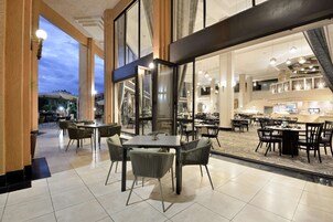 3 restaurantes, é servido café da manhã