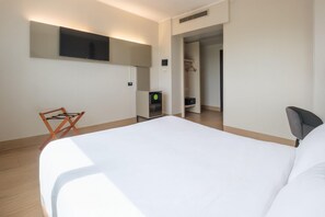 Quarto casal superior, para não fumantes | Escrivaninha, Wi-Fi de cortesia, roupa de cama