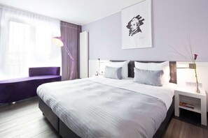 Quarto Standard | Roupa de alta qualidade, secretária 