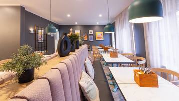 Café da manhã com buffet todos os dias (EUR 15.00 por pessoa)