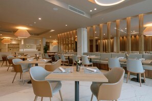 Pequeno-almoço tipo buffet diário mediante uma taxa