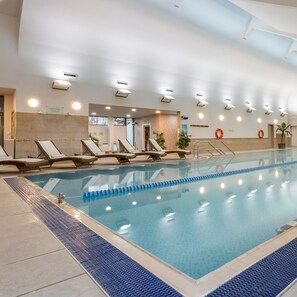 Piscina interior, espreguiçadeiras 