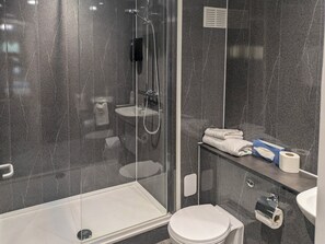 Quarto casal executivo | Banheiro | Chuveiro, secador de cabelo, toalhas de banho 