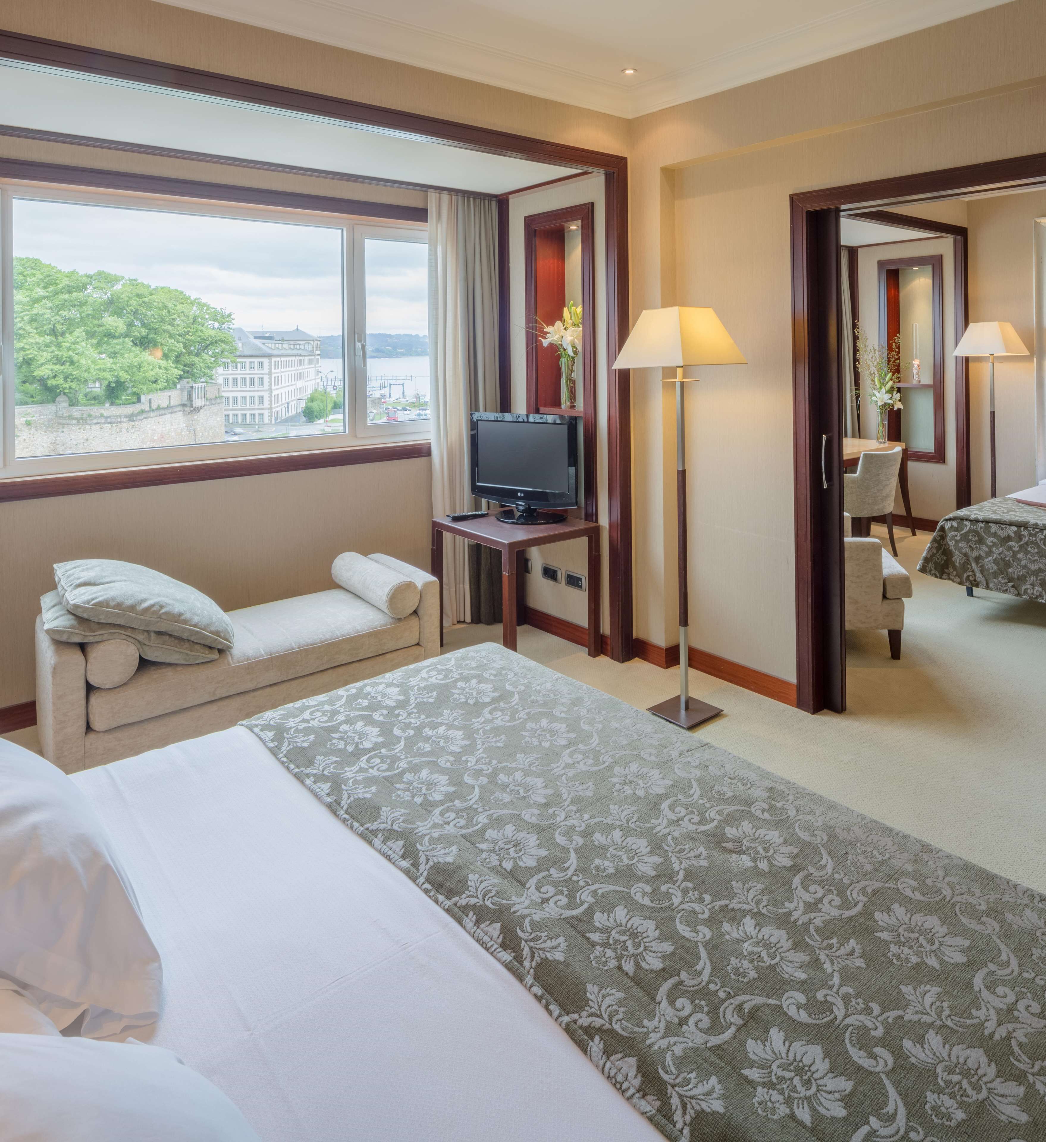 Frigobar, cofres nos quartos, escrivaninha, cortinas blackout