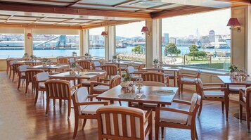 Cozinha internacional, com vista para o oceano 