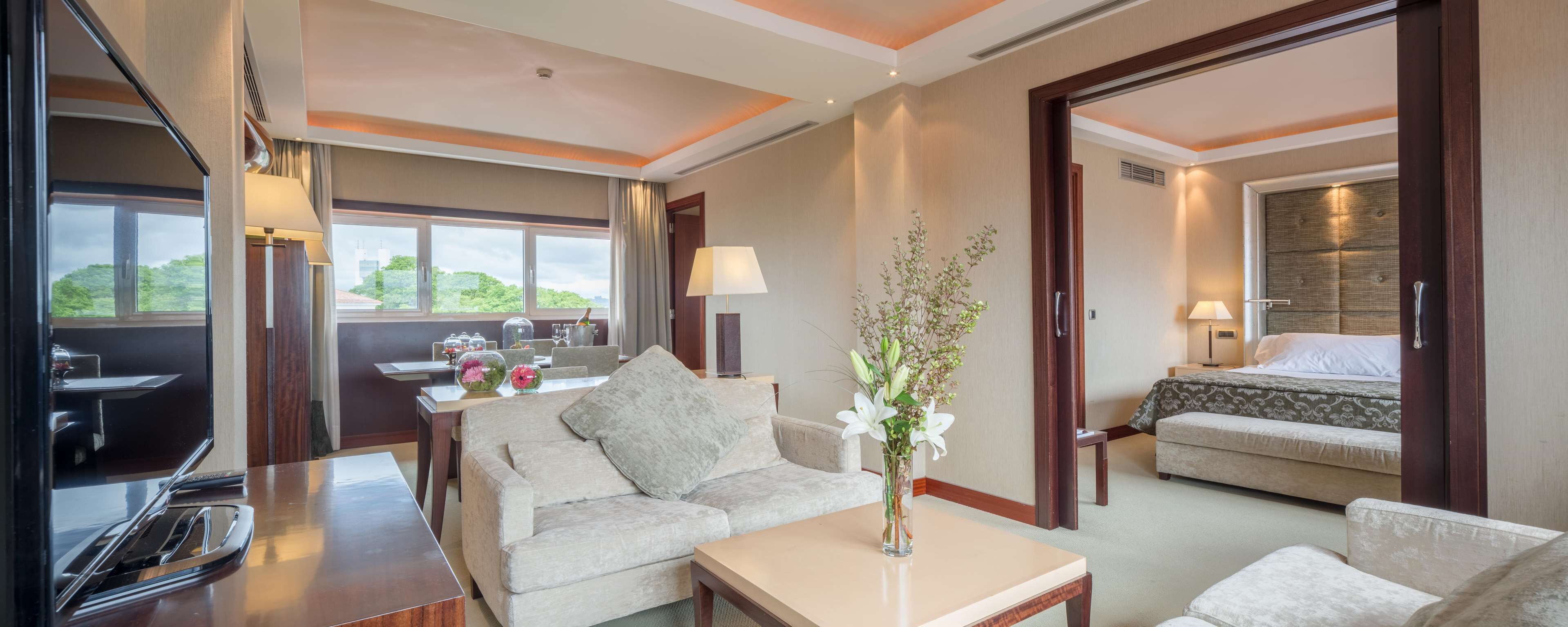 Frigobar, cofres nos quartos, escrivaninha, cortinas blackout