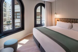 Minibar, cofre no quarto, secretária, Wi-fi grátis 