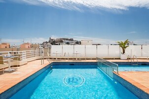 Piscina externa, espreguiçadeiras