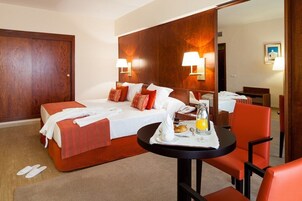 Roupas de cama premium, edredons de pluma, frigobar, cofres nos quartos